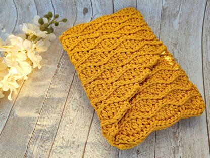 Textured Envelope Clutch Bag - One Piece Crochet Purse Pattern | LoveCrafts