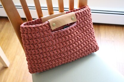 Chelsea Clutch Crochet Pattern Crochet pattern by Busted Hook | LoveCrafts