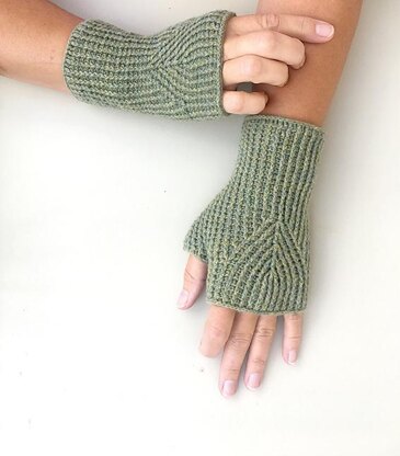 Hosta fingerless gloves Crochet pattern by Sidsel Sangild | LoveCrafts
