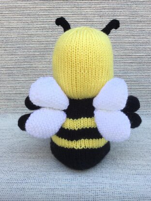 Buzzy Bee Knitting pattern by Rainebo | LoveCrafts