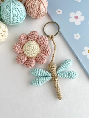 Flower and dragonfly No sew crochet pattern keyring Amigurumi charm ...