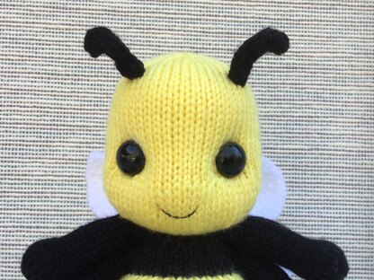 Buzzy Bee Knitting pattern by Rainebo | LoveCrafts