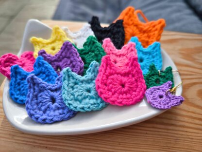 Crochet Cat Head Charm Crochet pattern by Ivy Lo | LoveCrafts