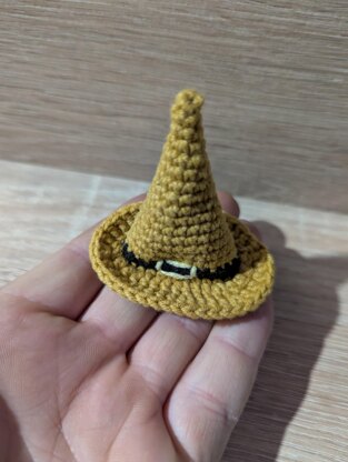 Mini Witch Halloween Hat hair clip English-US | LoveCrafts
