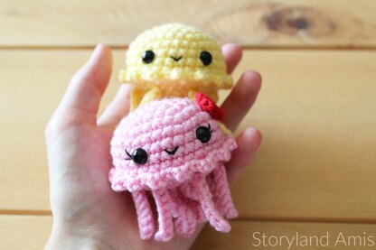 Baby Jellyfish Amigurumi Crochet pattern by Holly Salzman | LoveCrafts