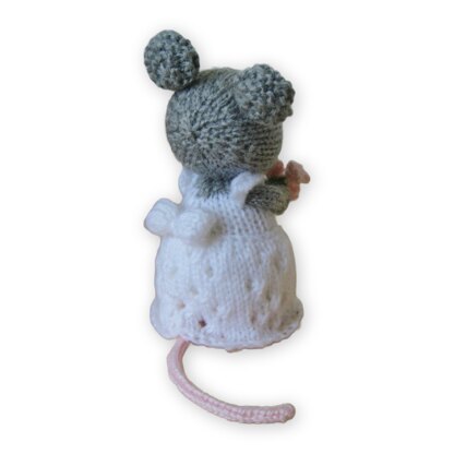 Wedding Mice Knitting pattern by Amanda Berry | LoveCrafts