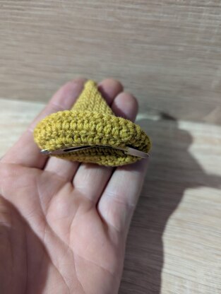 Mini Witch Halloween Hat hair clip English-US | LoveCrafts