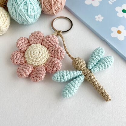 Flower and dragonfly No sew crochet pattern keyring Amigurumi charm ...