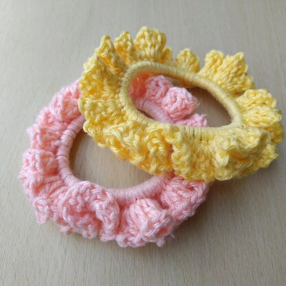 Ruffle Scrunchie Crochet pattern by Maria Molodova | LoveCrafts