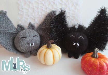 Halloween Bats Ornament Knitting pattern by MurisKnits | LoveCrafts