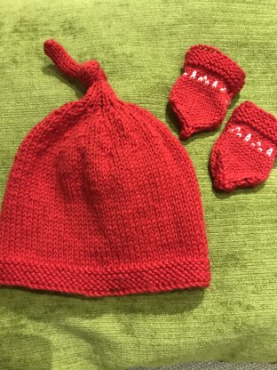 Tegan Baby Hat with Top Knot Knitting pattern by Julie Taylor | LoveCrafts